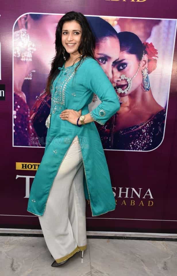 Actress Mannara Chopra At Sutraa Grand Fashion Showcase And Curtain ...