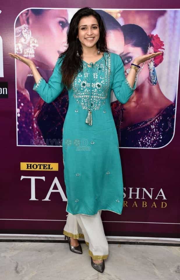 Actress Mannara Chopra At Sutraa Grand Fashion Showcase And Curtain ...