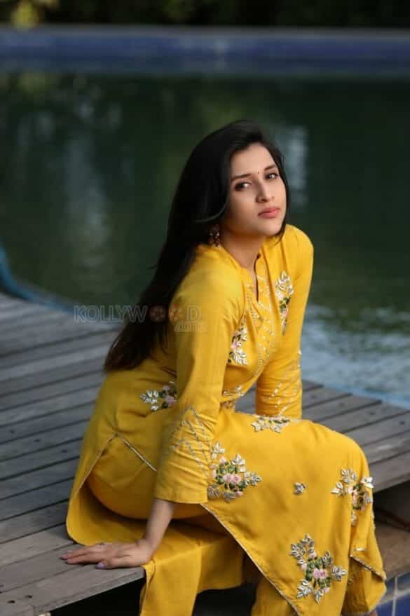 Telugu Actress Mannara Chopra Photoshoot Pics 12 (156938) | Kollywood Zone