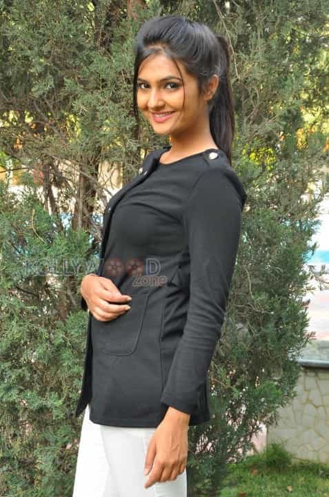 Actress Neha Deshpande Photoshoot Stills 19 (144352) | Kollywood Zone