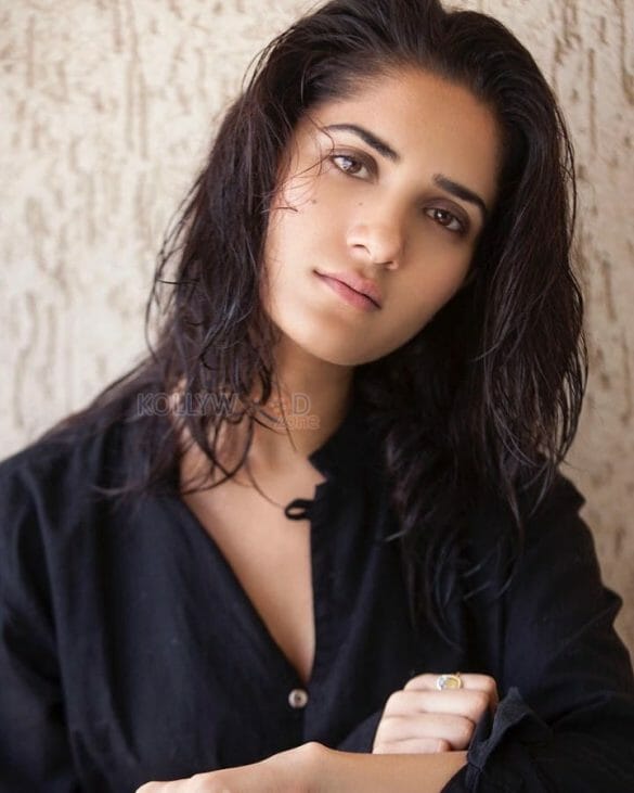 Actress Ruhani Sharma Photoshoot Pictures 15 (137405) | Kollywood Zone