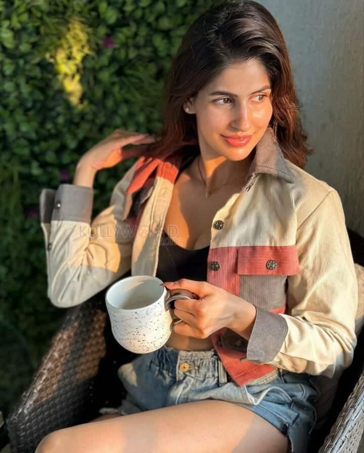 Sakshi Malik Provocative Coffee Photos 01 (229220) | Kollywood Zone