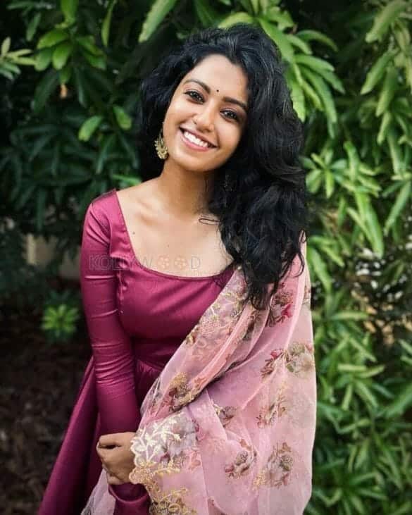Tamil TV Actress And Model Roshni Haripriyan Photos 04 (181936 ...