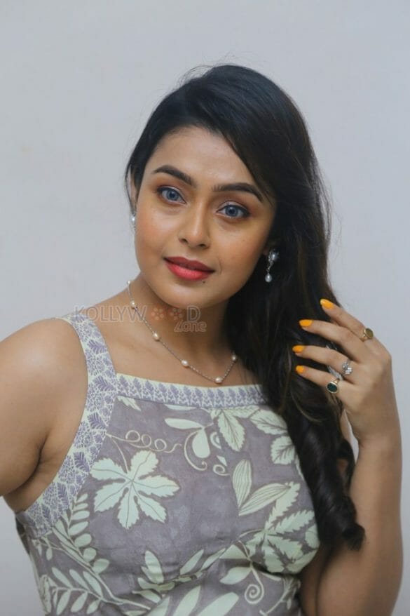 Actress Moksha At Neethone Nenu First Look Launch Pictures 20 (240900 ...