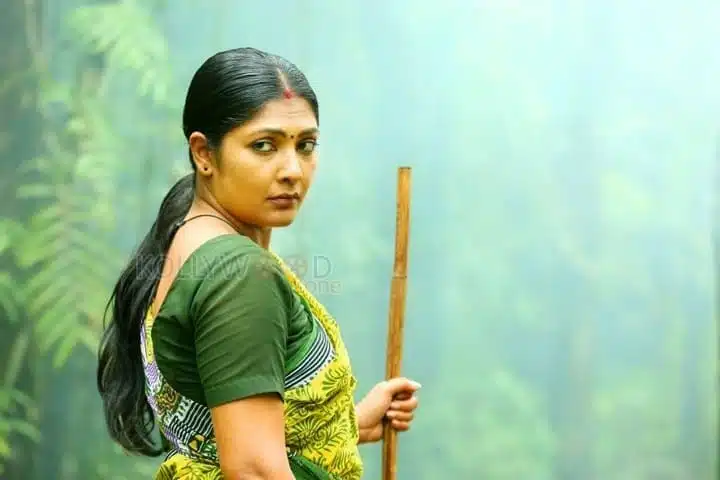 Actress Kamalini Mukherjee In Pulimurugan Movie Pictures 02 (202354 ...