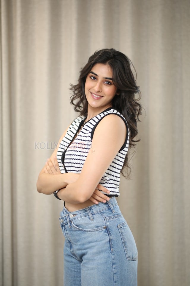 Actress Sakshi Vaidya At Nari Nari Naduma Murari Movie Interview ...