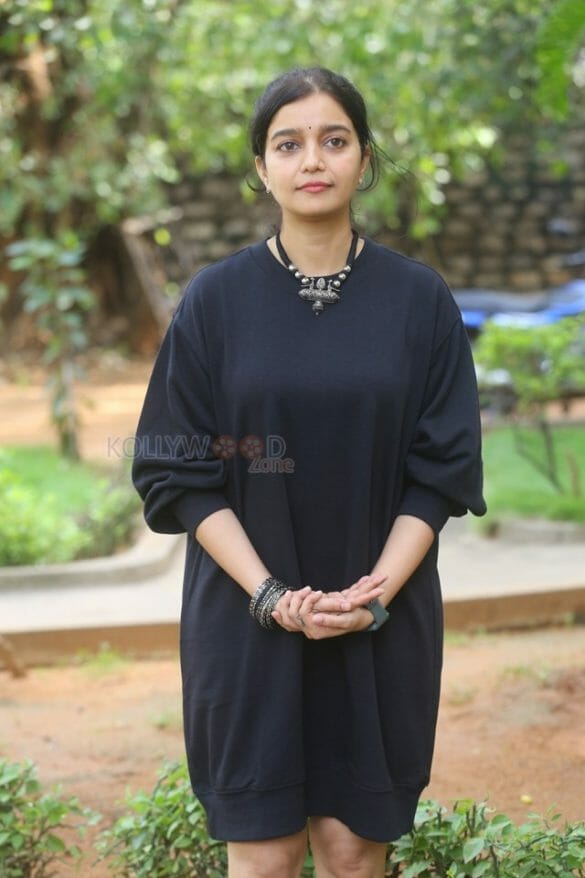 Actress Swathi Reddy At Month Of Madhu Movie Press Meet Pictures 03 ...