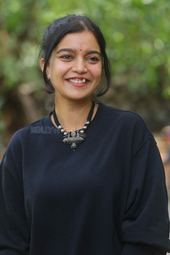 Actress Swathi Reddy At Month Of Madhu Movie Press Meet Pictures 11 ...