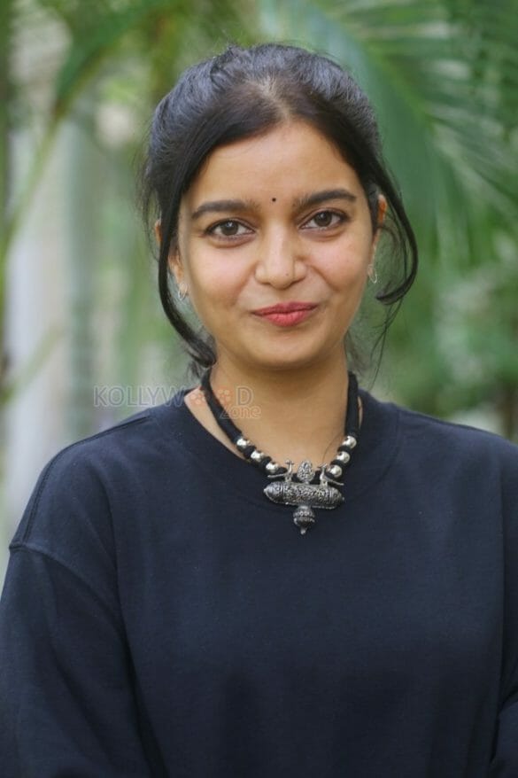 Actress Swathi Reddy At Month Of Madhu Movie Press Meet Pictures 16 ...