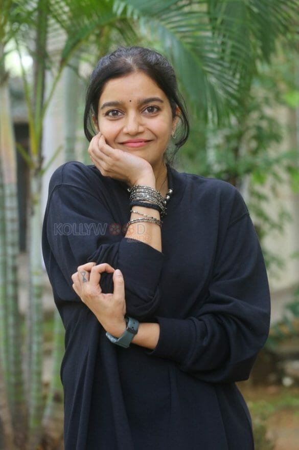 Actress Swathi Reddy At Month Of Madhu Movie Press Meet Pictures 18 ...