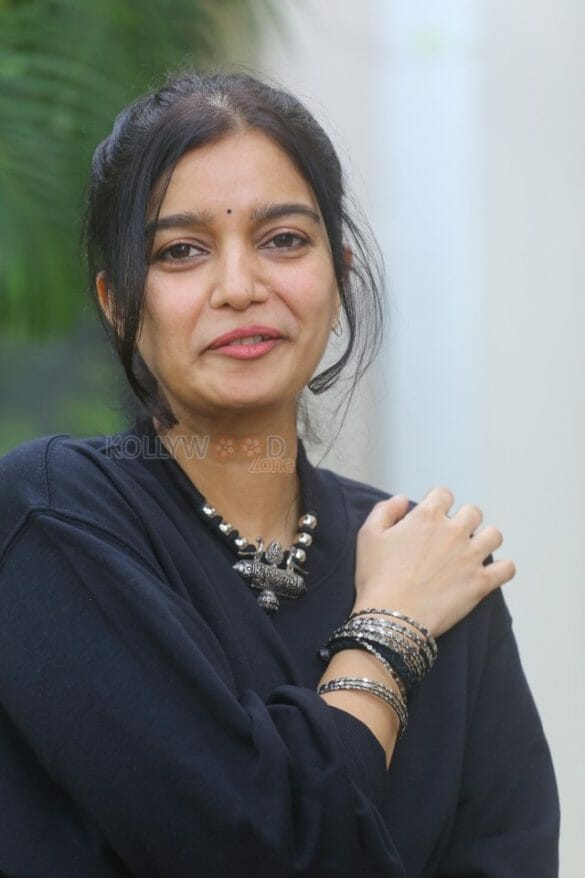 Actress Swathi Reddy At Month Of Madhu Movie Press Meet Pictures 23 ...