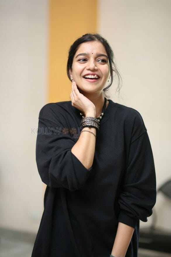 Actress Swathi Reddy At Month Of Madhu Movie Press Meet Pictures 30 ...