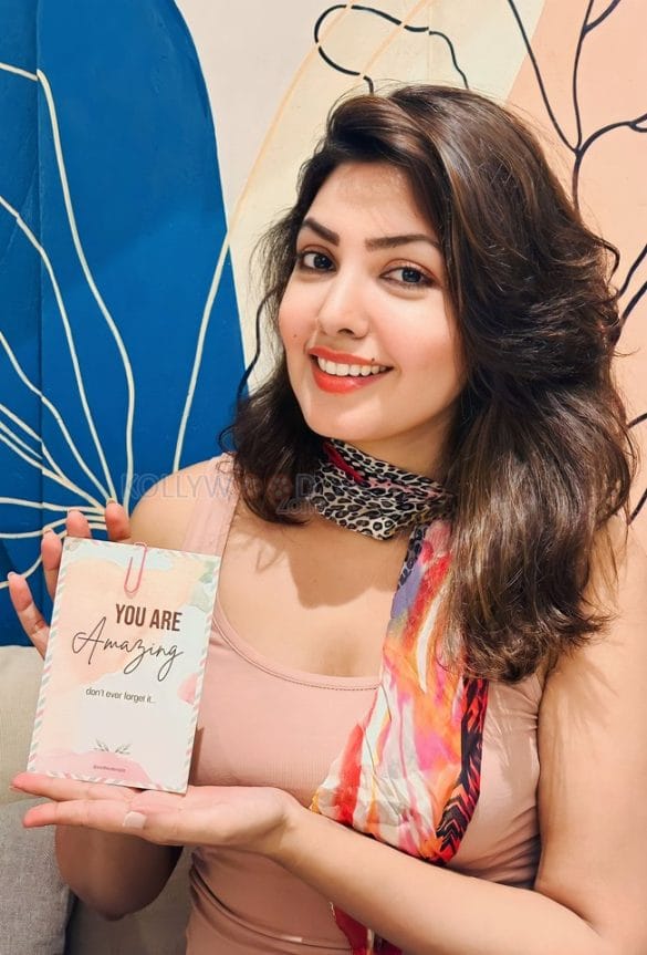 Bollywood Actress Komal Jha Behind The Scenes Photos 16 (298085 ...