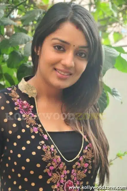 Actress Nikitha Pics 24 (211425) | Kollywood Zone