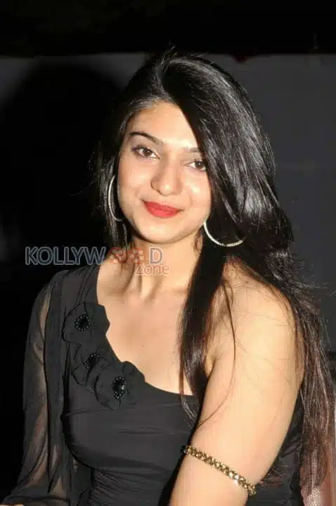 Siya Gautham Hot Pictures 29 (219079) | Kollywood Zone