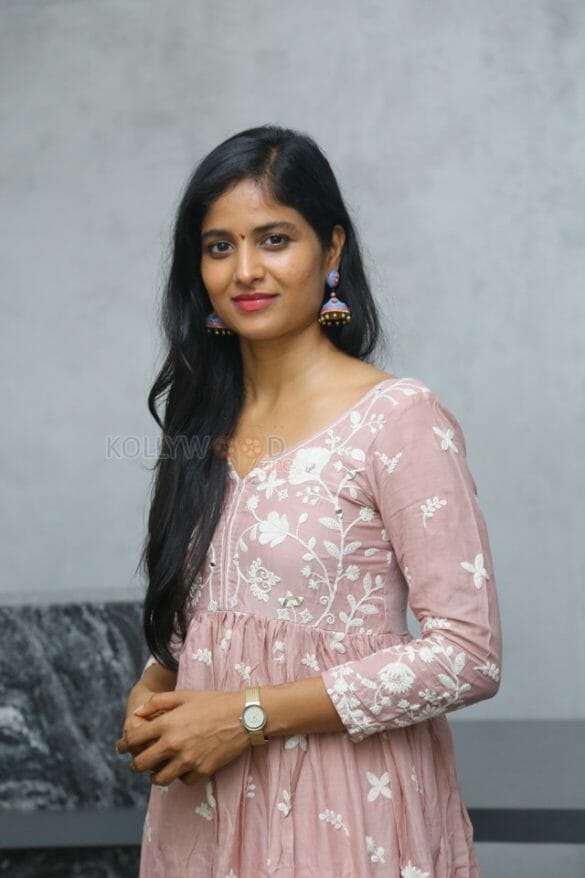 Actress Shalini Kondepudi At Suhaas Cable Reddy Movie Launch Photos 10 ...