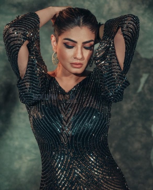 Sexy Raveena Tandon In Black Photoshoot Stills 04 (244778) | Kollywood Zone