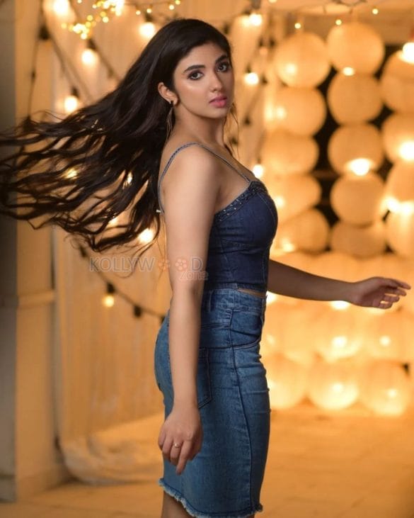 Nadikalil Sundari Yamuna Actress Pragya Nagra Sexy Pictures 02 (247742) | Kollywood Zone