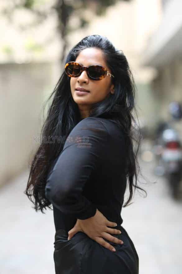 Actress Sriya Reddy At Salaar Interview Pictures 06 (263626 ...