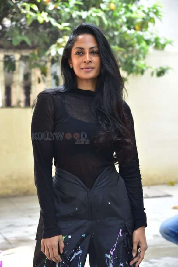 Actress Sriya Reddy At Salaar Interview Pictures 07 (263627) | Kollywood Zone