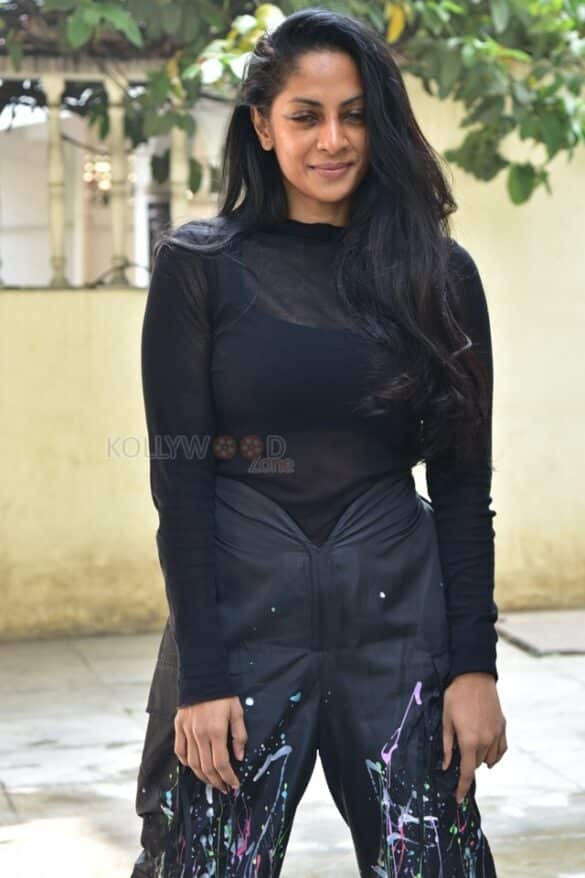 Actress Sriya Reddy At Salaar Interview Pictures 08 (263628 ...