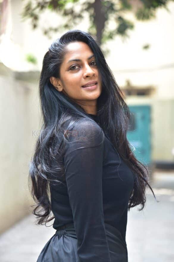 Actress Sriya Reddy At Salaar Interview Pictures 17 (263638 ...