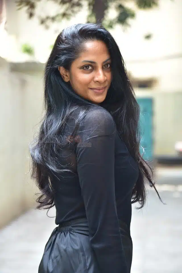 Actress Sriya Reddy At Salaar Interview Pictures 18 (263640 ...