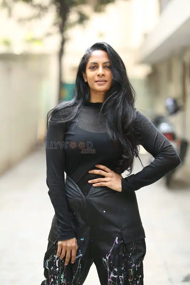 Actress Sriya Reddy At Salaar Interview Pictures 22 (263644 ...