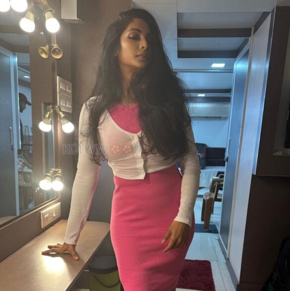 Sriya Reddy Candid Pictures 01 (263654) | Kollywood Zone