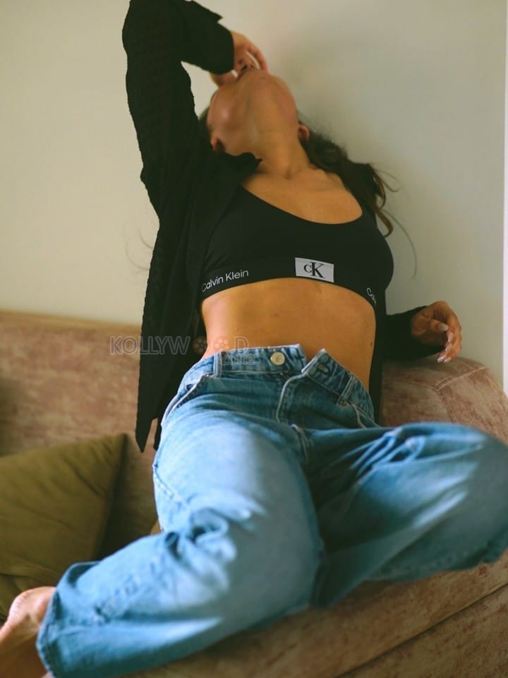 Sexy Prisha Rajesh Singh In A Black Bralette Top And Denim Pant Photos 06 (368238) | Kollywood Zone