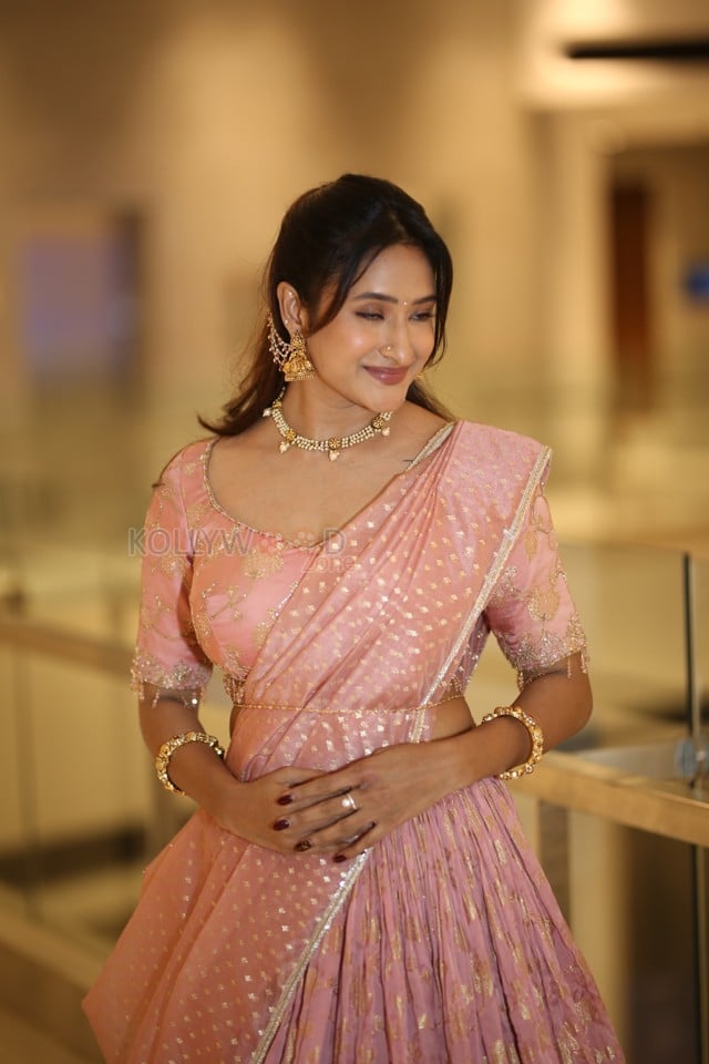 Actress Manika Chikkala At Dhandoraa Movie Pre Release Event Pictures ...