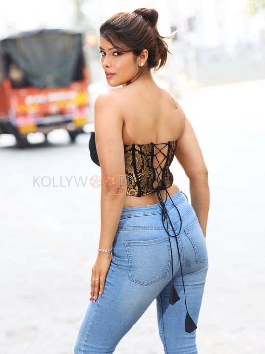 Irresistible Mahima Gupta Cleavage In A Black Gold Brocade Corset Top ...
